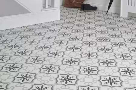 Sprchový kout v kombinaci dekoru Versalles a imitace břidlice Tibet Black (Codicer)