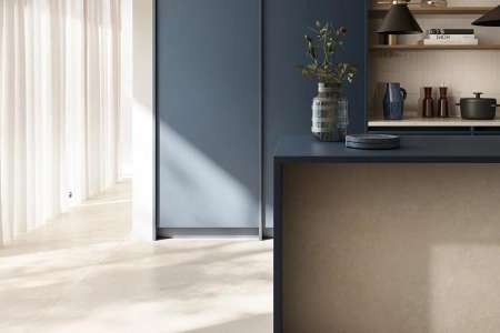 Šedé dlažby Velvet Silver a Stone v koupelně (Codicer)