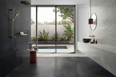 Šedé dlažby Velvet Silver a Stone v koupelně (Codicer)