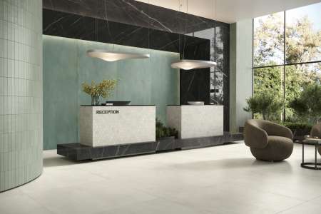 Šedé dlažby Velvet Silver a Stone v koupelně (Codicer)