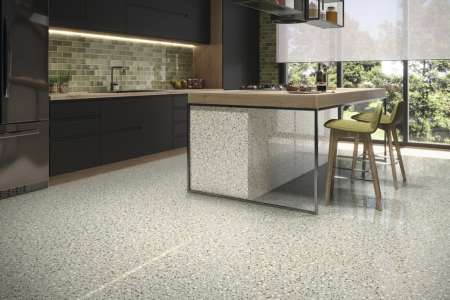 Šedé dlažby Velvet Silver a Stone v koupelně (Codicer)